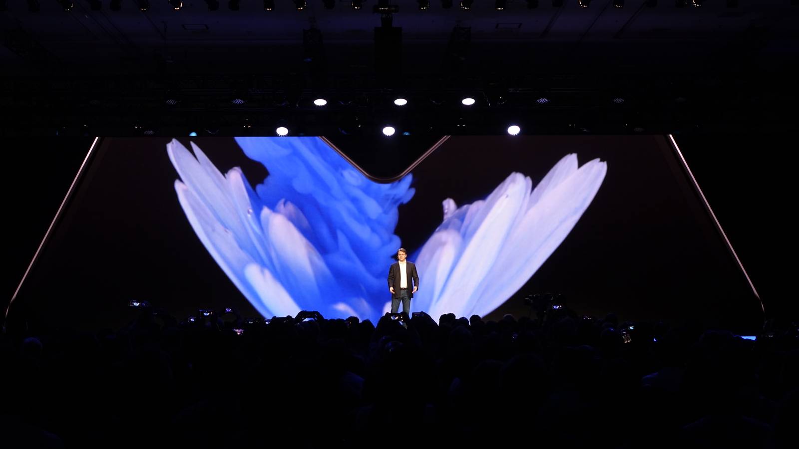 [Update: Display specs] Samsung just announced its foldable phone and ...