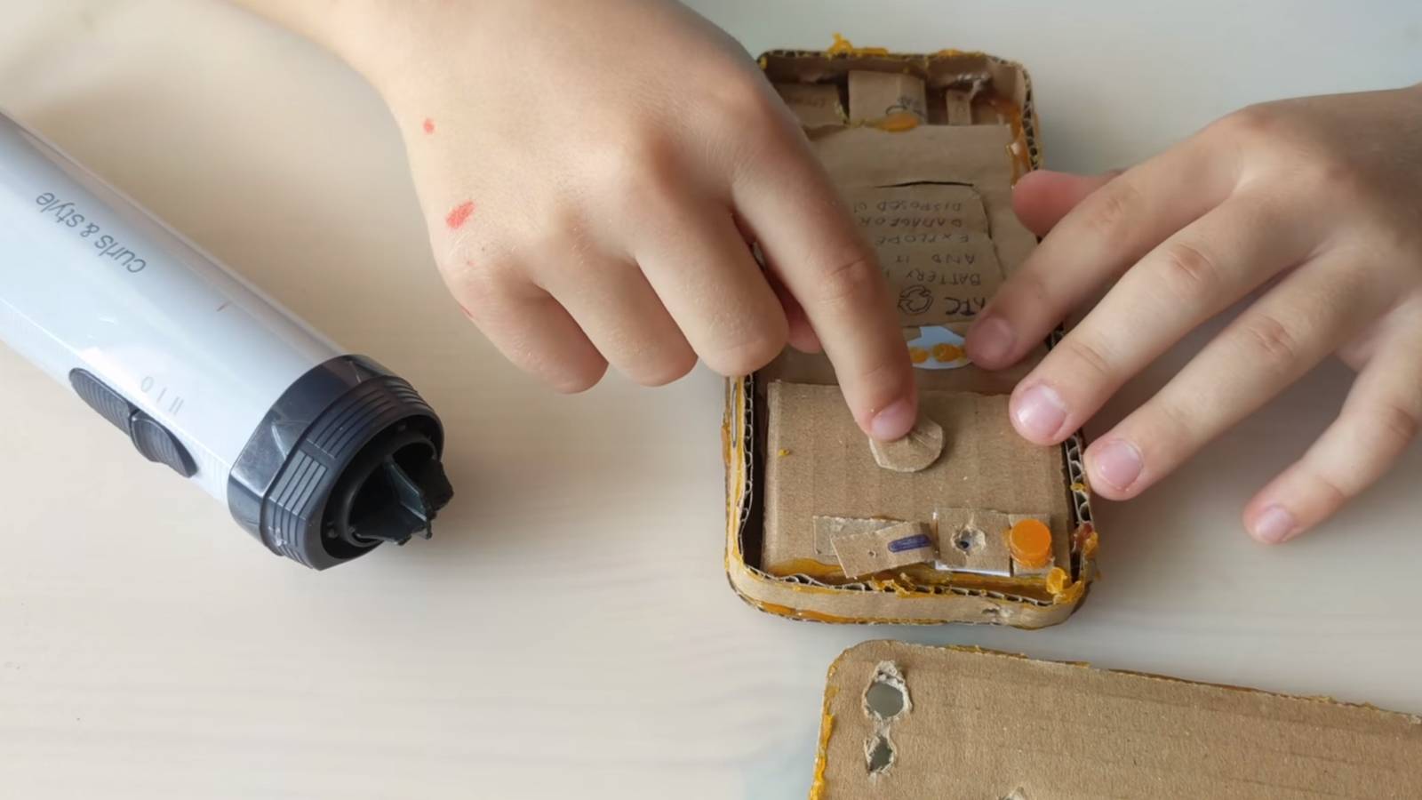 Adorable kid builds his own cardboard Pixel, shares teardown video