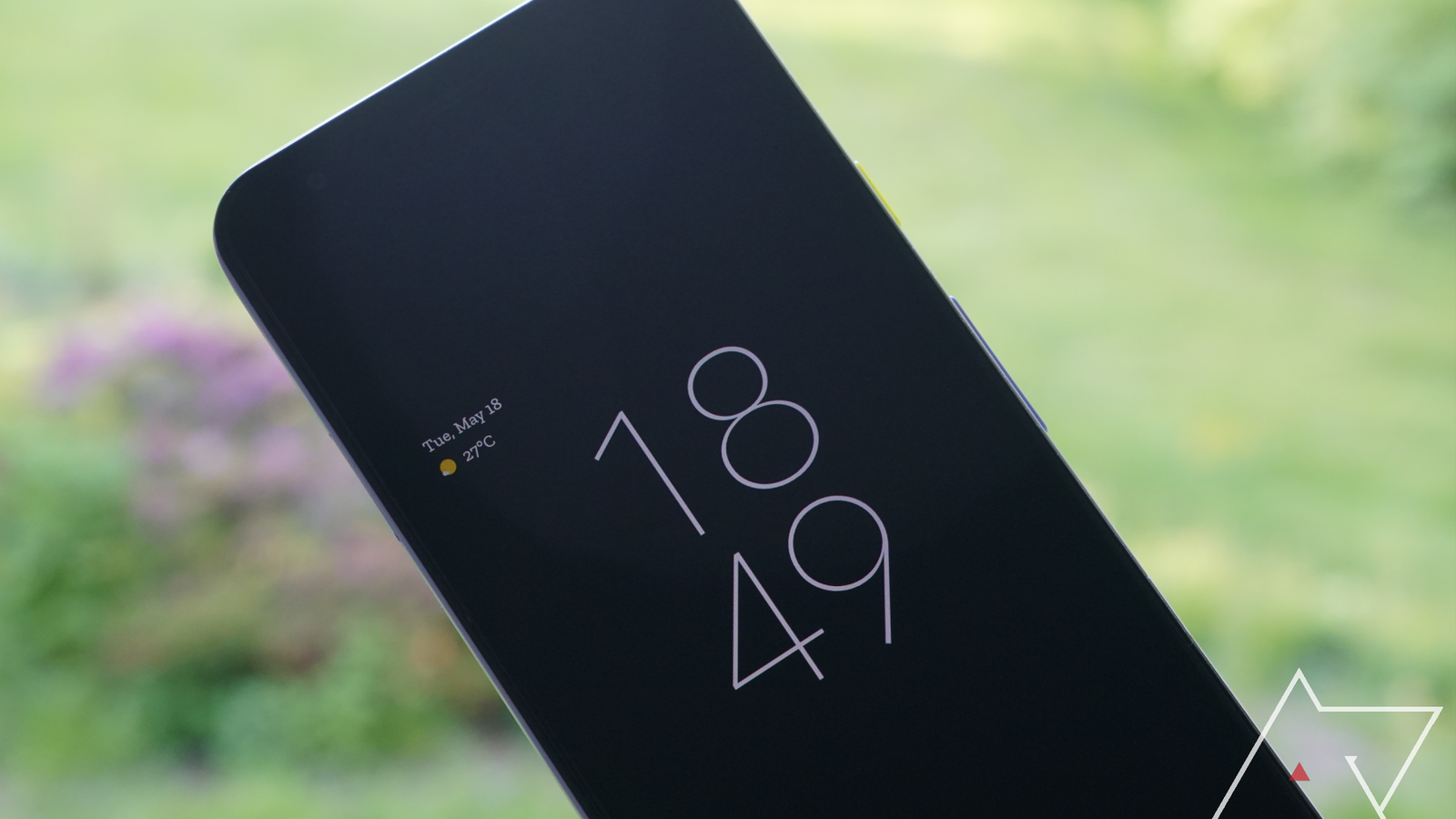 Android 12 has a huge clock