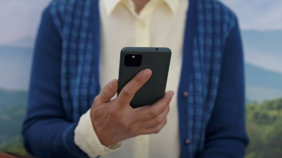 Small Google Pixel may be in the works, according to this leak