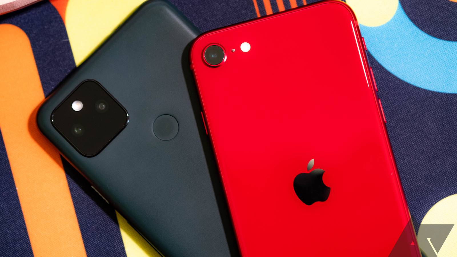 Google Pixel 5a vs. Apple iPhone SE 2022