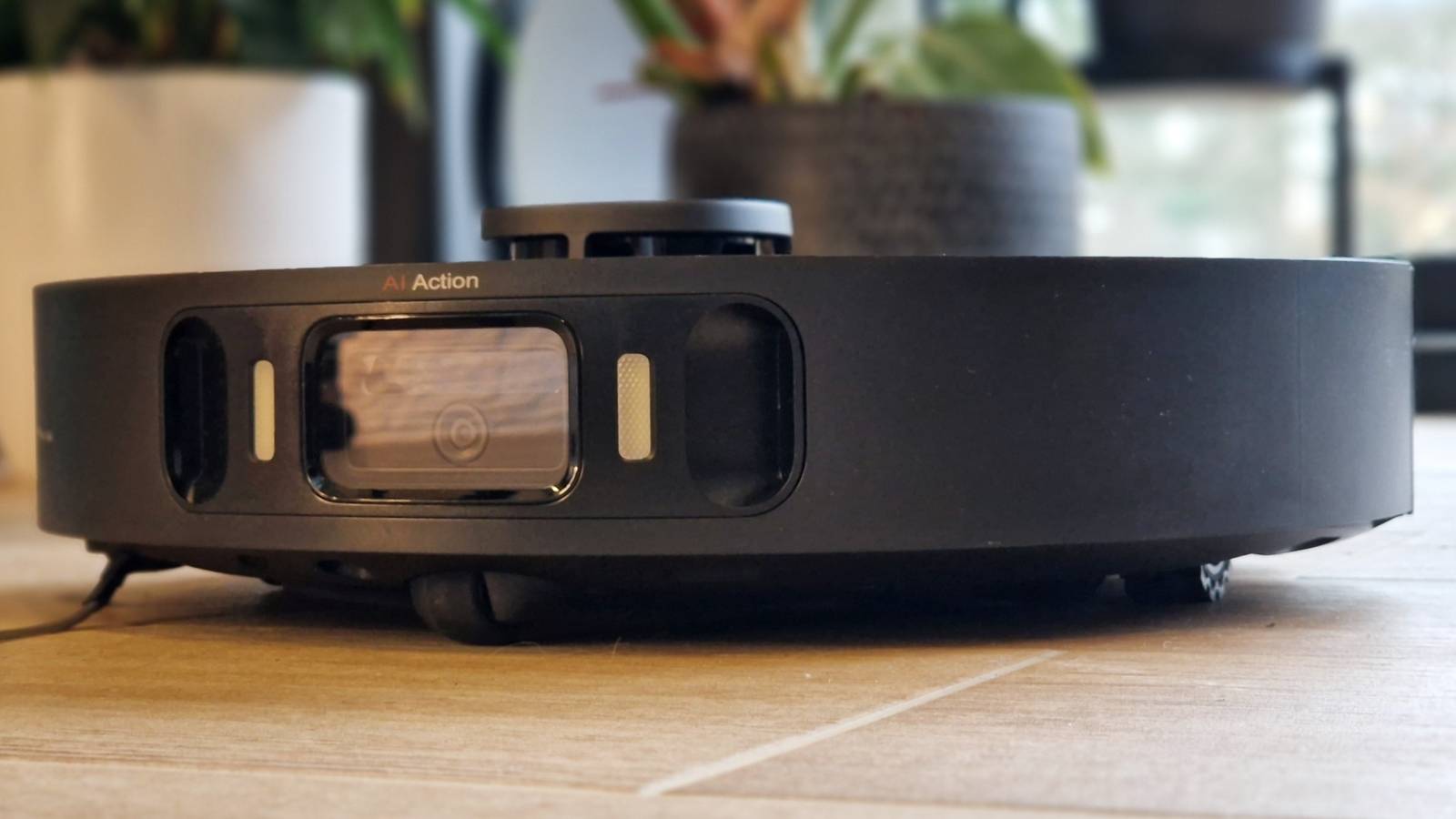 This robot vacuum has an automatic hair detangler