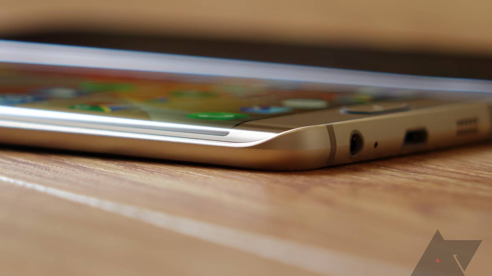 Samsung throws us for a curve by killing the display trend it started