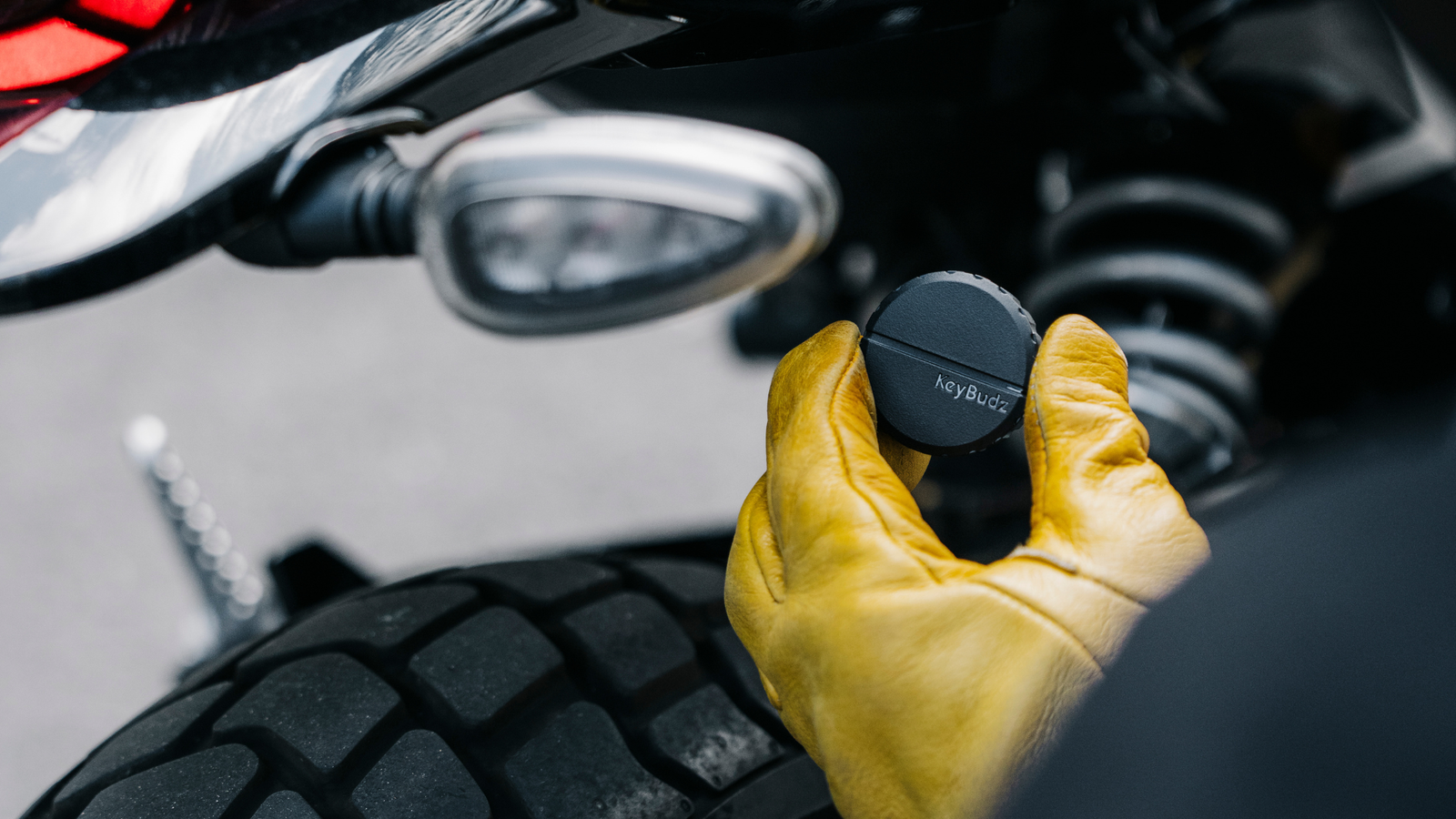 This IP68 AirTag mount is perfect for your new Moto Tag