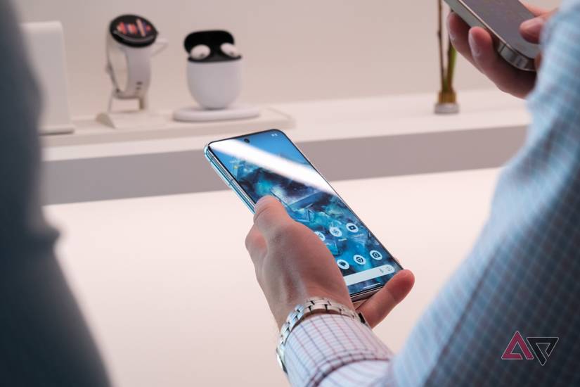 Does the Google Pixel 8 Pro have wireless charging?