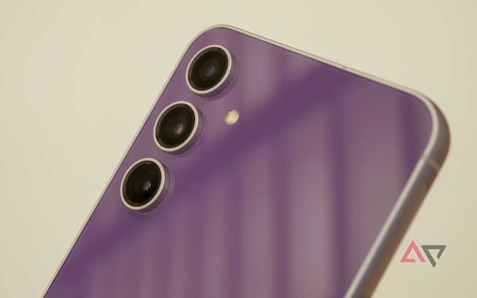 Samsung Galaxy S23 FE vs. Galaxy S23: Bigger or better?