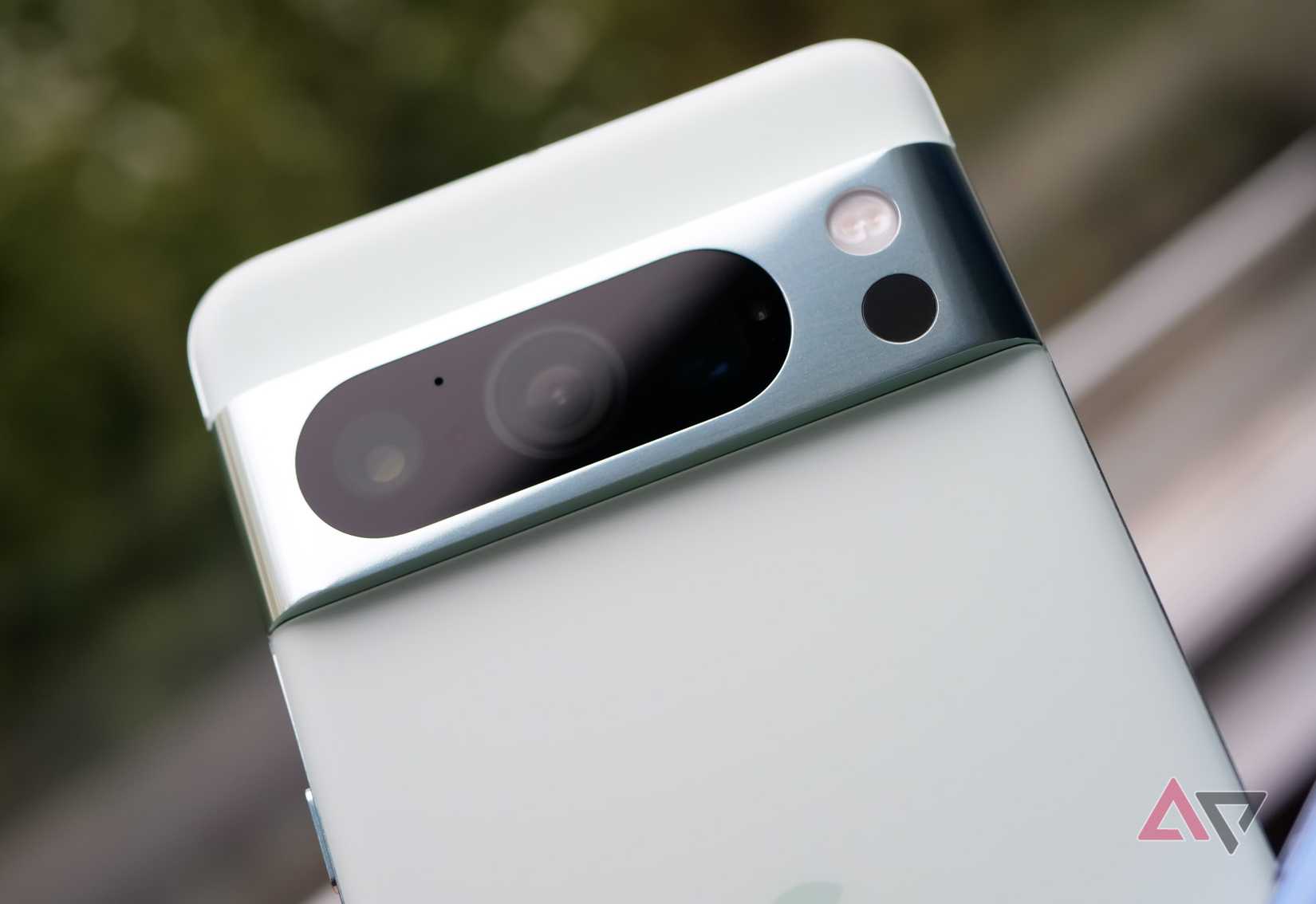 Hear me out: The Google Pixel 8 Pro is killer flagship with a midrange ...