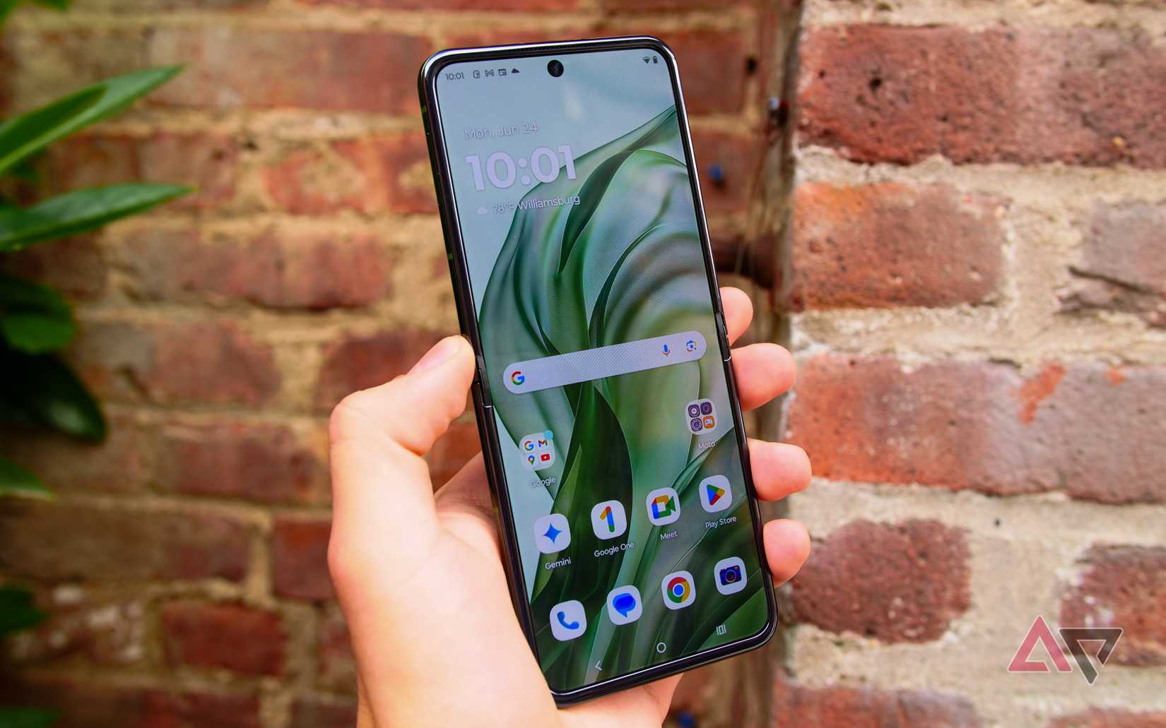 Moto Razr 2024: Price, specs, news, and features