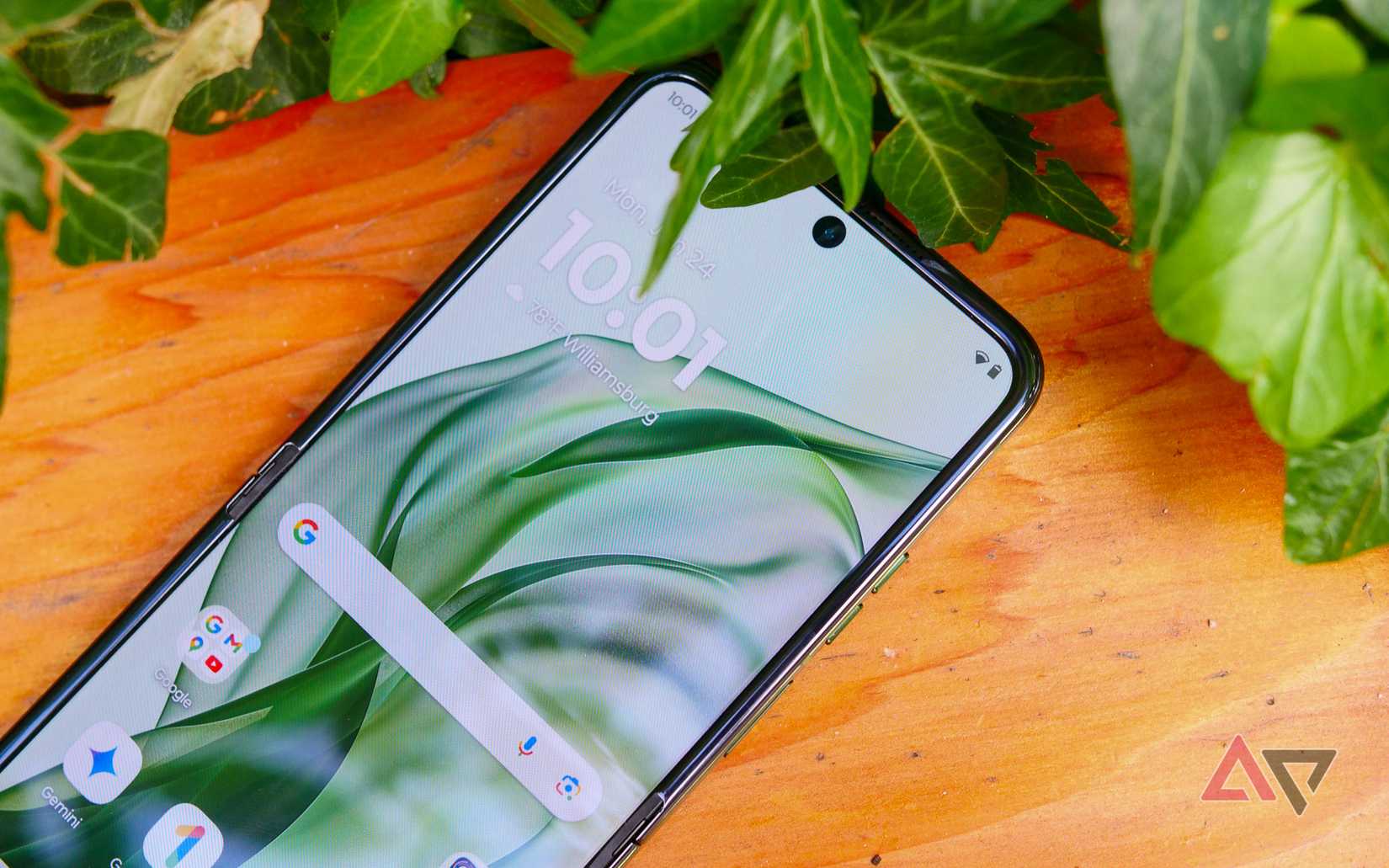 Moto Razr 2024: Price, specs, news, and features