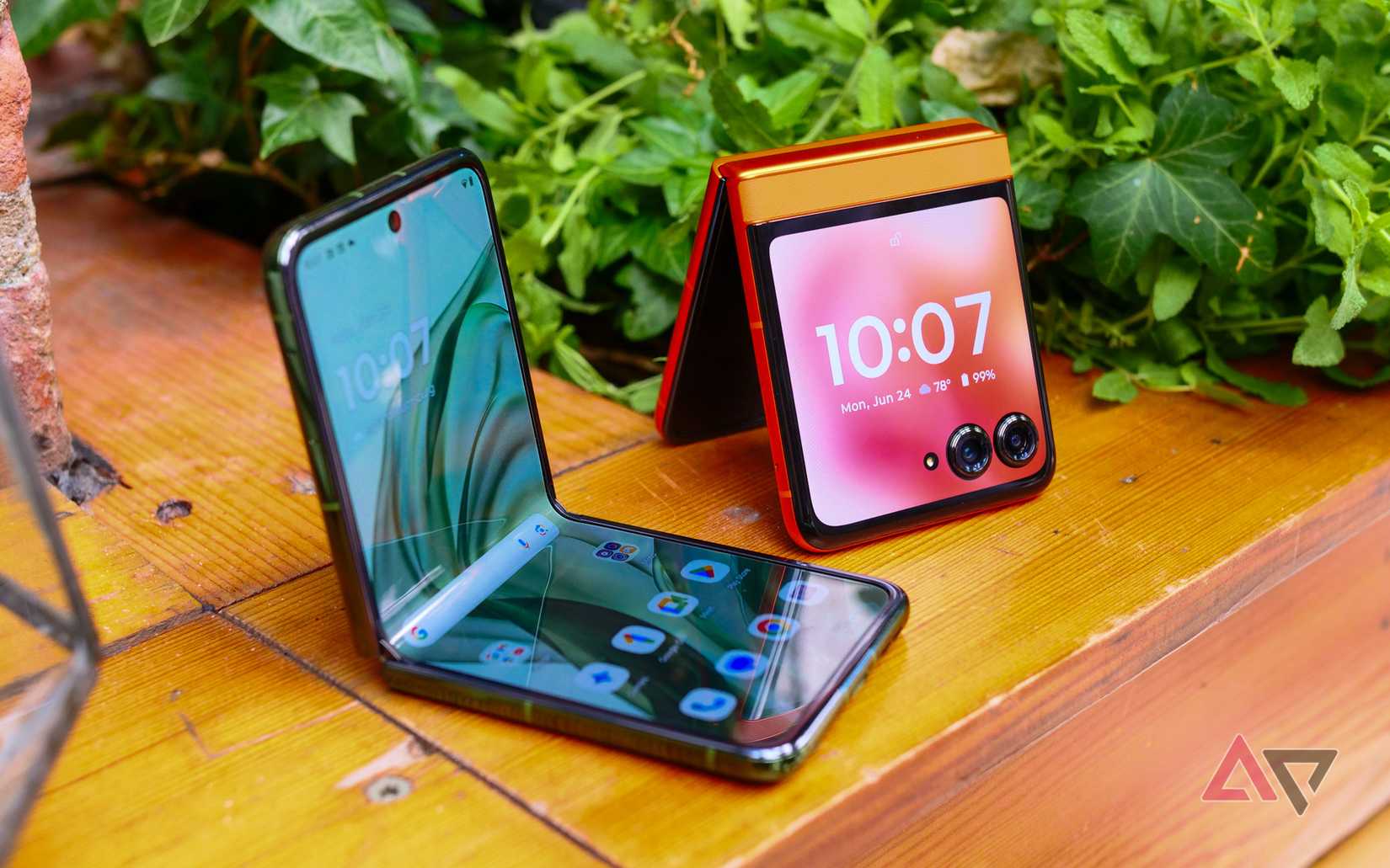 Motorola Razr (2024) vs. Razr+ (2024): Value for money or perfect ...