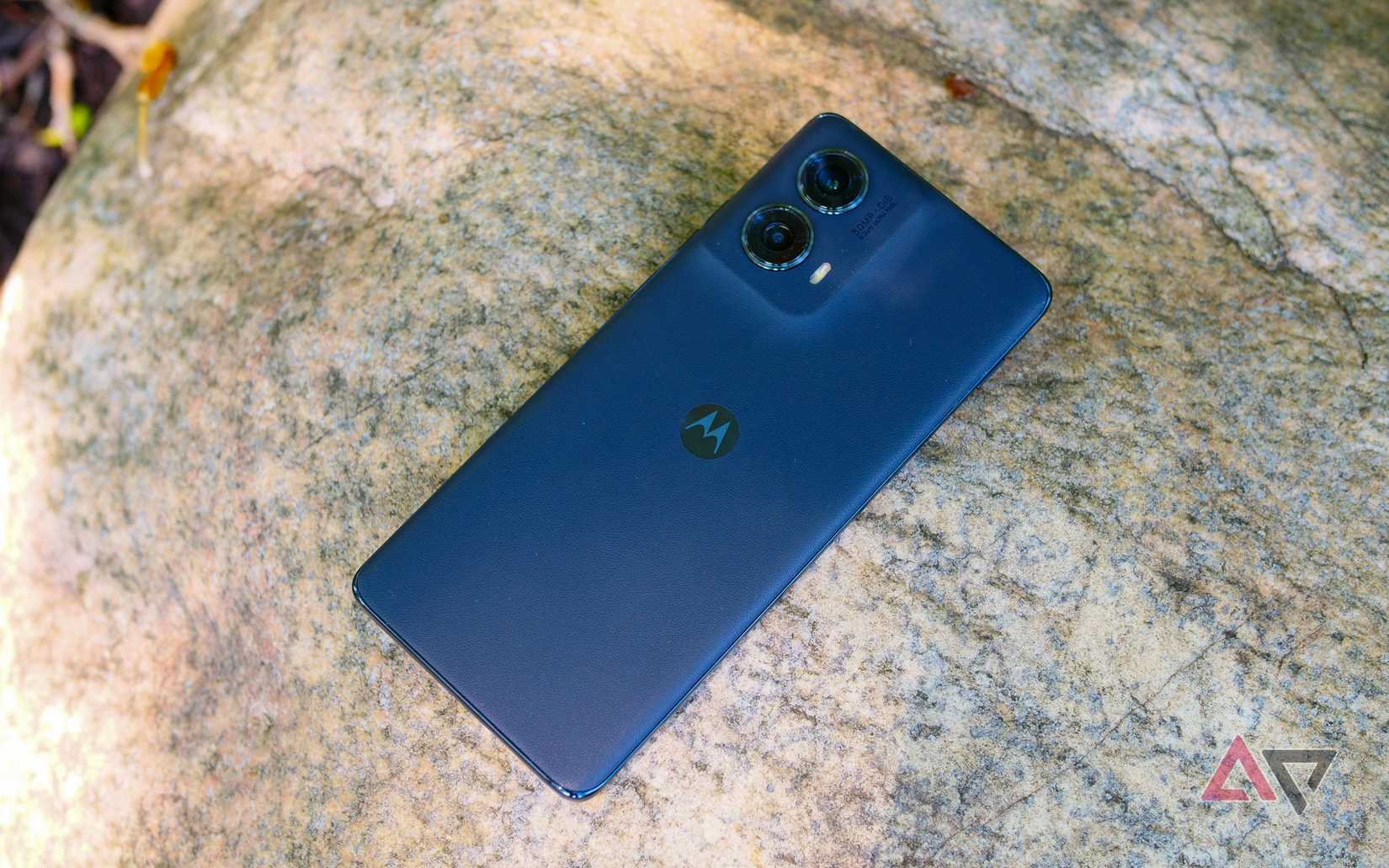 Motorola Edge (2024) vs. Samsung Galaxy S24 FE: Which is the value king?