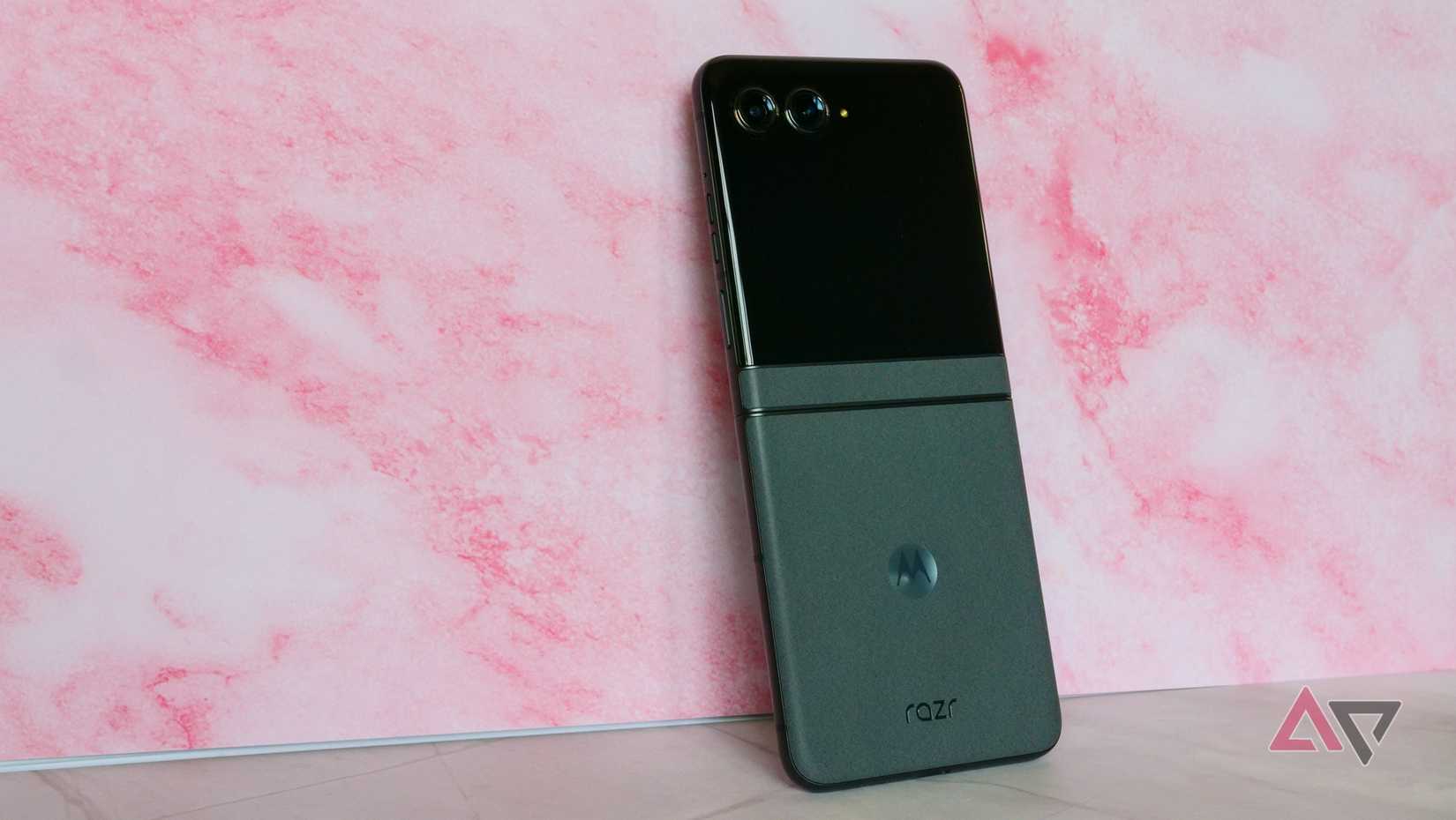 Motorola Razr (2024) review: An unbeatable price for a pretty great ...