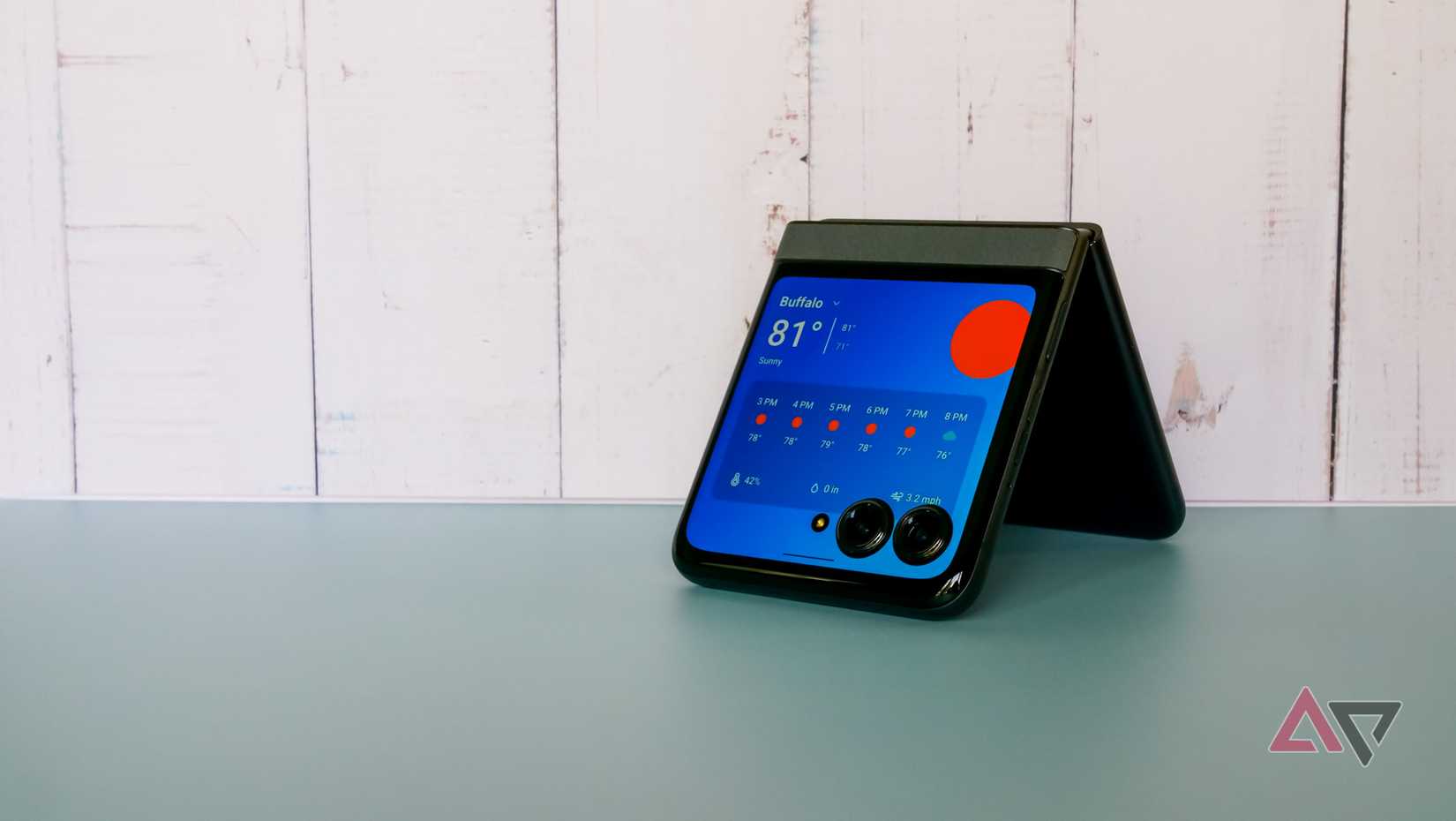Motorola Razr (2024) review: An unbeatable price for a pretty great ...