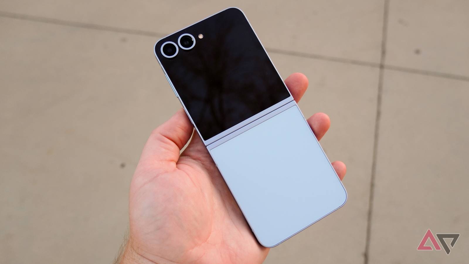 Galaxy Z Flip 7 sports a full-size outer display according to a just ...